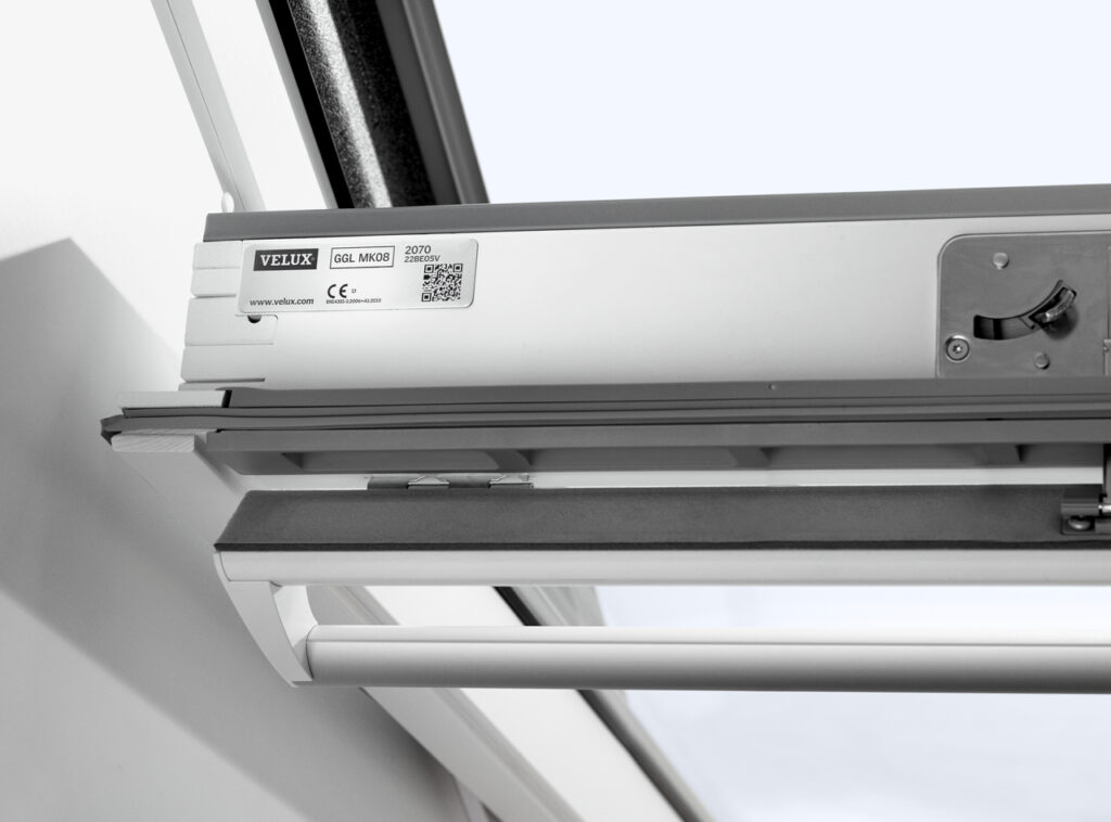 Kjøp VELUX Takvindu midthengslet 3-lags glass @ 6629.08 kr