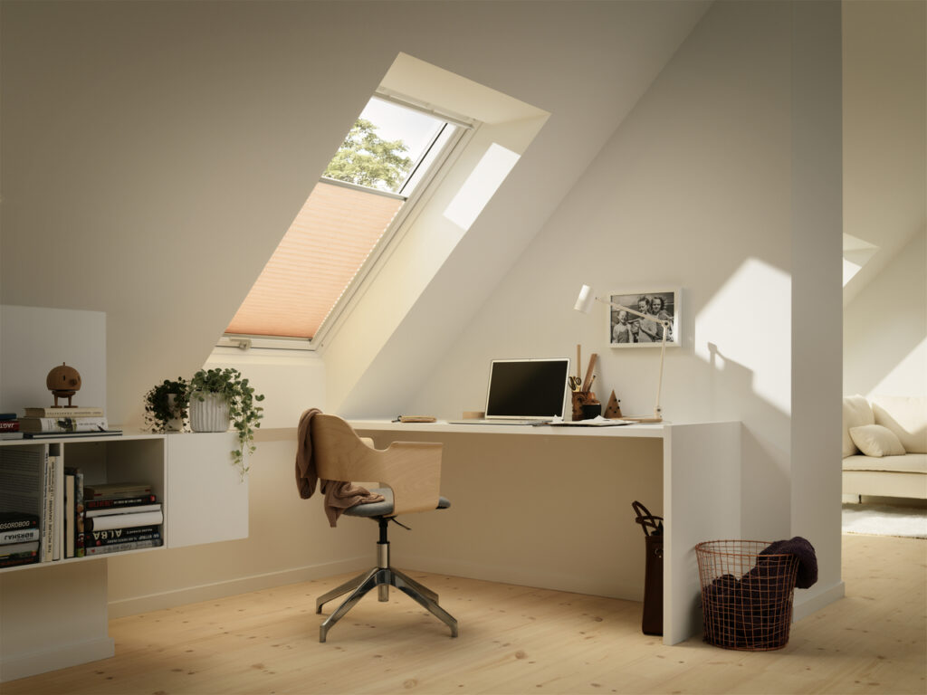 Kjøp VELUX Takvindu topphengslet 3-lags glass @ 9877.14 kr