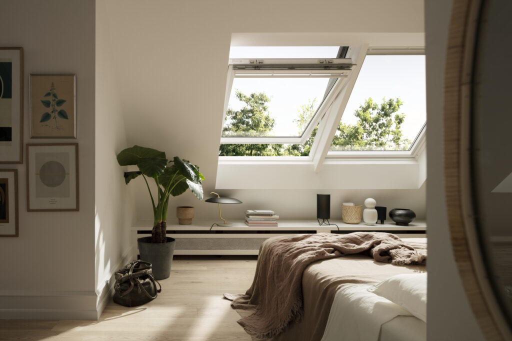 Kjøp VELUX Takvindu midthengslet 3-lags glass @ 6629.08 kr